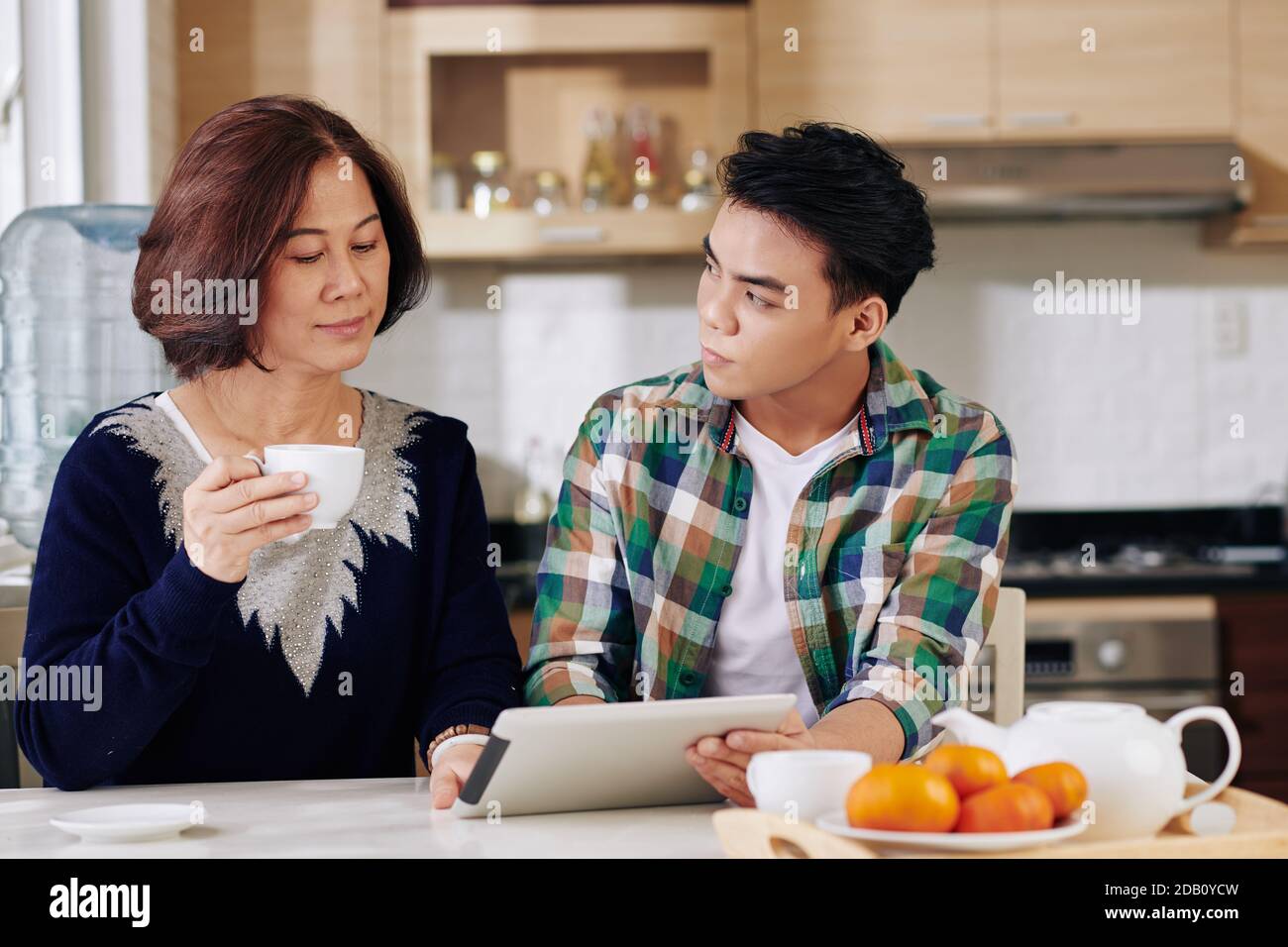 Asiatische mutter und sohn -Fotos und -Bildmaterial in hoher Auflösung – Alamy