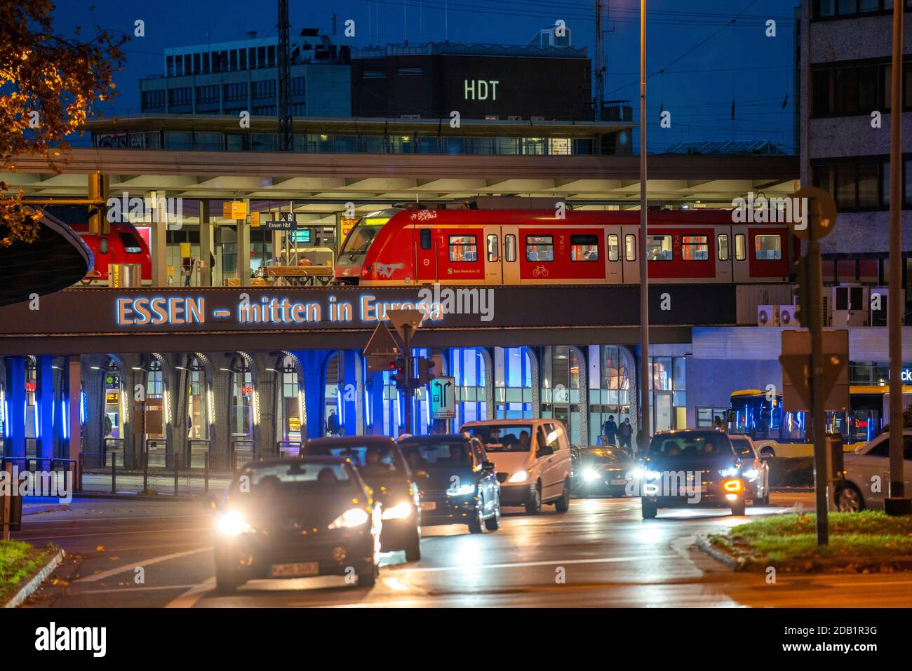 Hauptbahnhof mit skyline und nahverkehrszug -Fotos und -Bildmaterial in ...