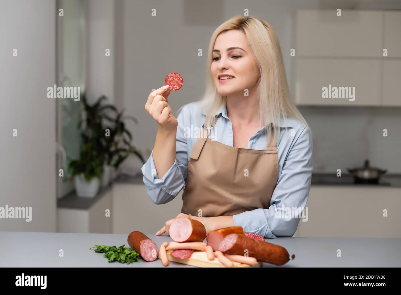 Bratwurst woman -Fotos und -Bildmaterial in hoher Auflösung - Seite 2 ...