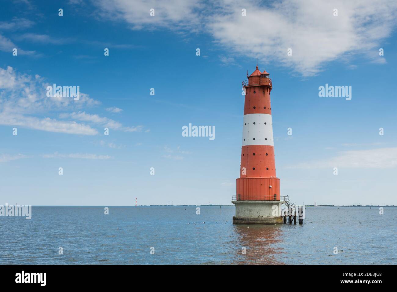 Arngast Leuchtturm mit blauem Himmel in Wasser bei Wilhelmshaven ...