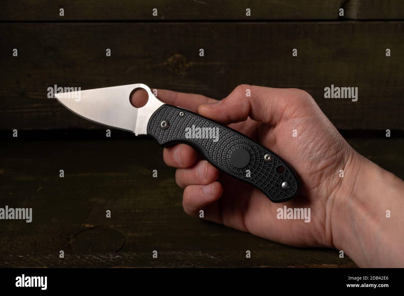 Kompaktes kleines Messer in der Hand. Ein Messer mit einem leichten ...