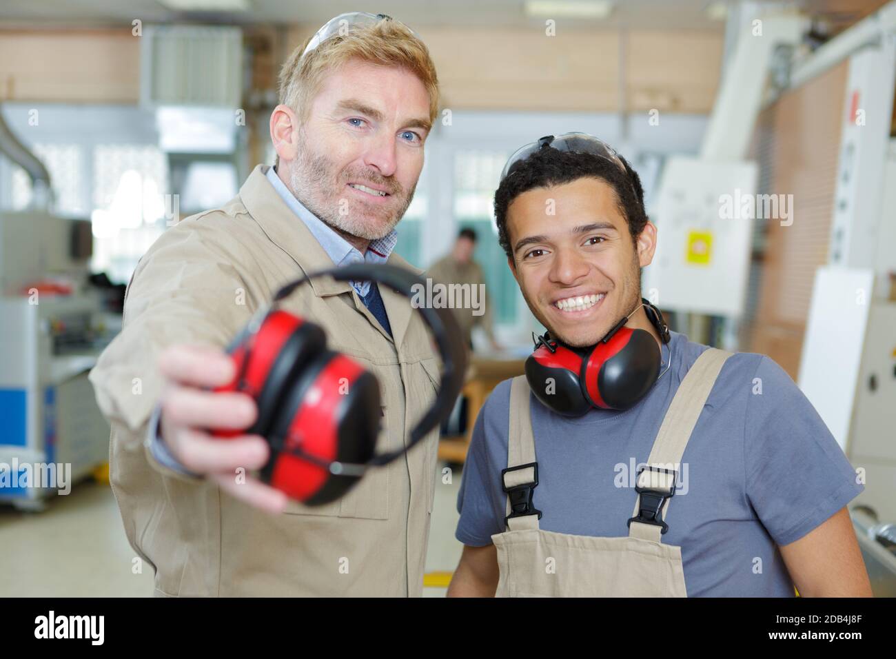 Auszubildender in werkstatt -Fotos und -Bildmaterial in hoher Auflösung ...