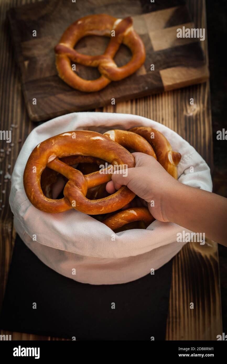 Handgeformt gebacken -Fotos und -Bildmaterial in hoher Auflösung – Alamy