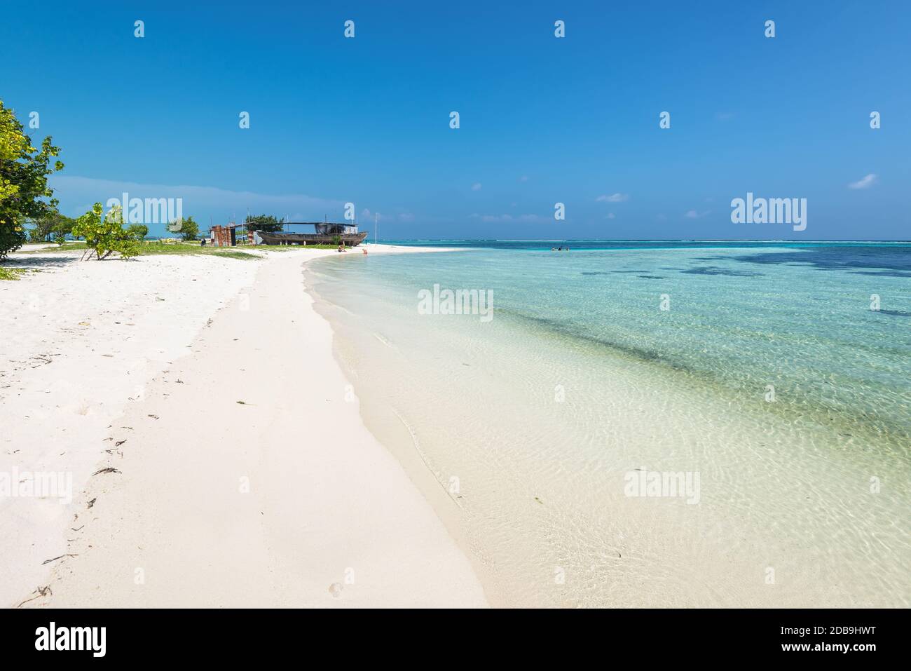 Super Strand der Malediven mit alten malerischen Holzboot auf dem ...