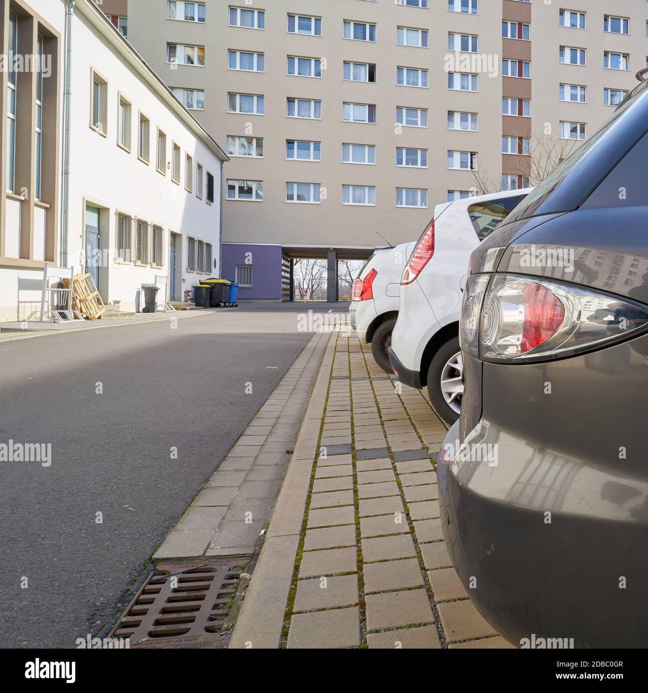 Geparkte Autos auf einem Hof in Magdeburg in Deutschland ...
