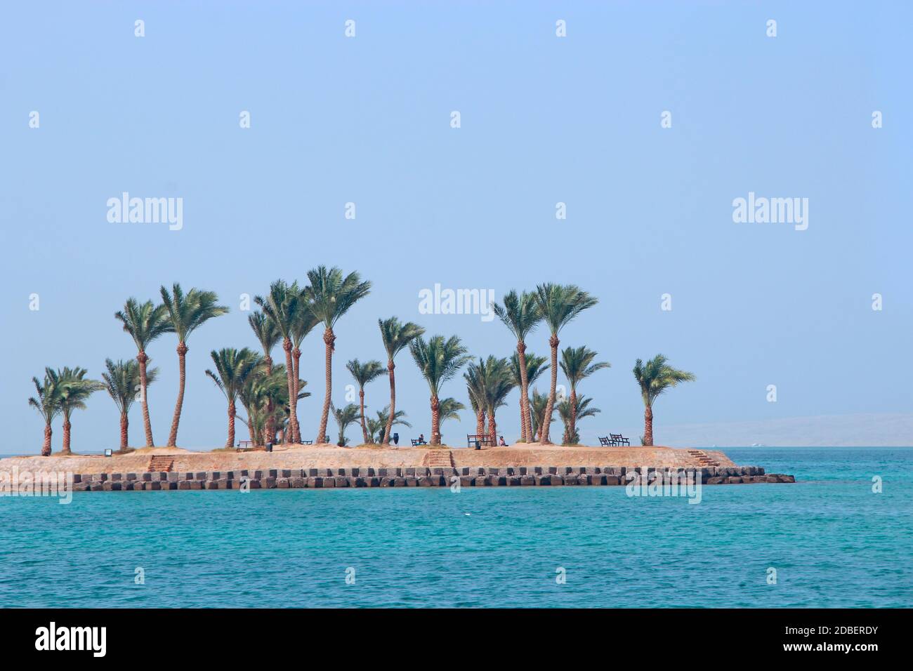 Tropische Insel mit Palmen und Strandpromenade Schiff auf See ...