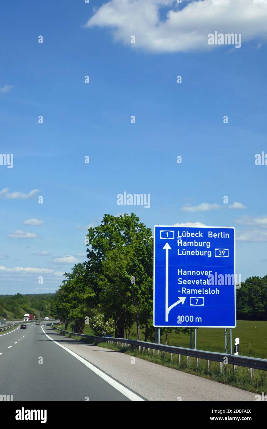 Autobahn 7 mit verkehrszeichen -Fotos und -Bildmaterial in hoher ...