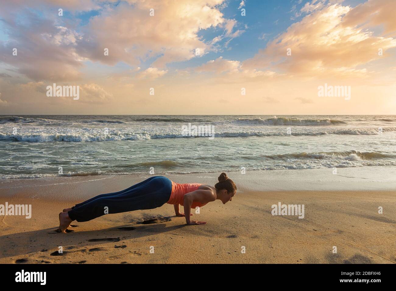 Schöne sportliche fit Frau praktiziert Ashtanga Vinyasa Yoga Surya ...