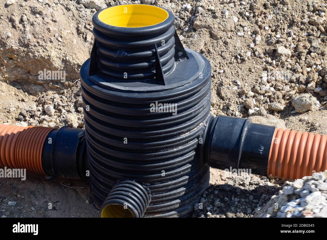 Bau von Regenwasser und Kanalisation auf Straßen und Autobahnen. Ein ...