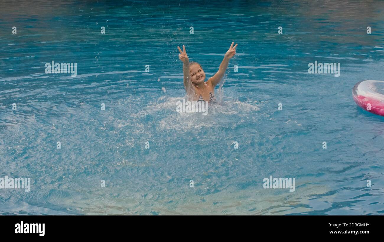 Das Kleine Niedliche Mädchen Haben Spaß Im Schwimmbad Das Kind Genießt