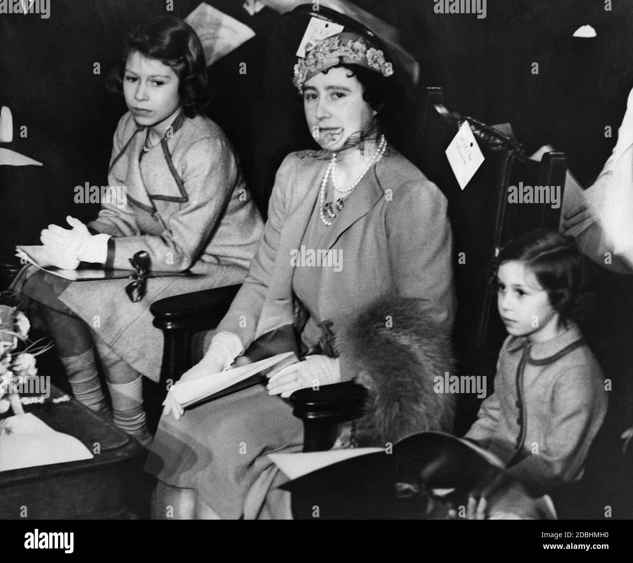 Elizabeth II. (Links), ihre Mutter Queen Elizabeth (Mitte) und ihre ...