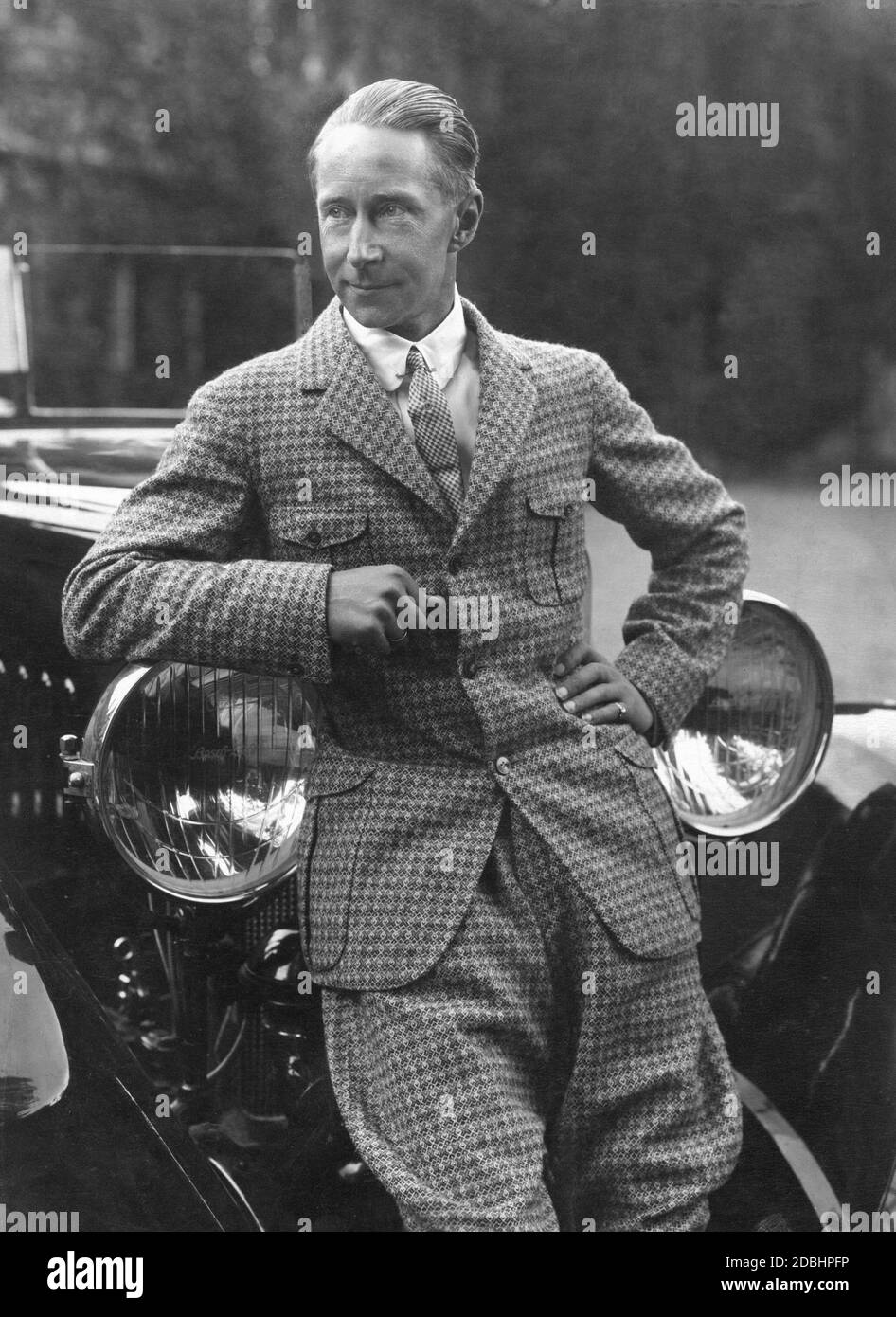 Kronprinz Wilhelm von Preußen lehnte sich 1925 an ein Cabrio. Die ...