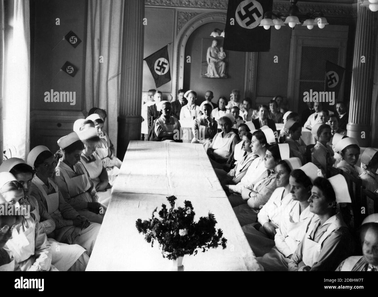 Radiosendung einer Rede Adolf Hitlers in einem Krankenhaus im Zuge der ...
