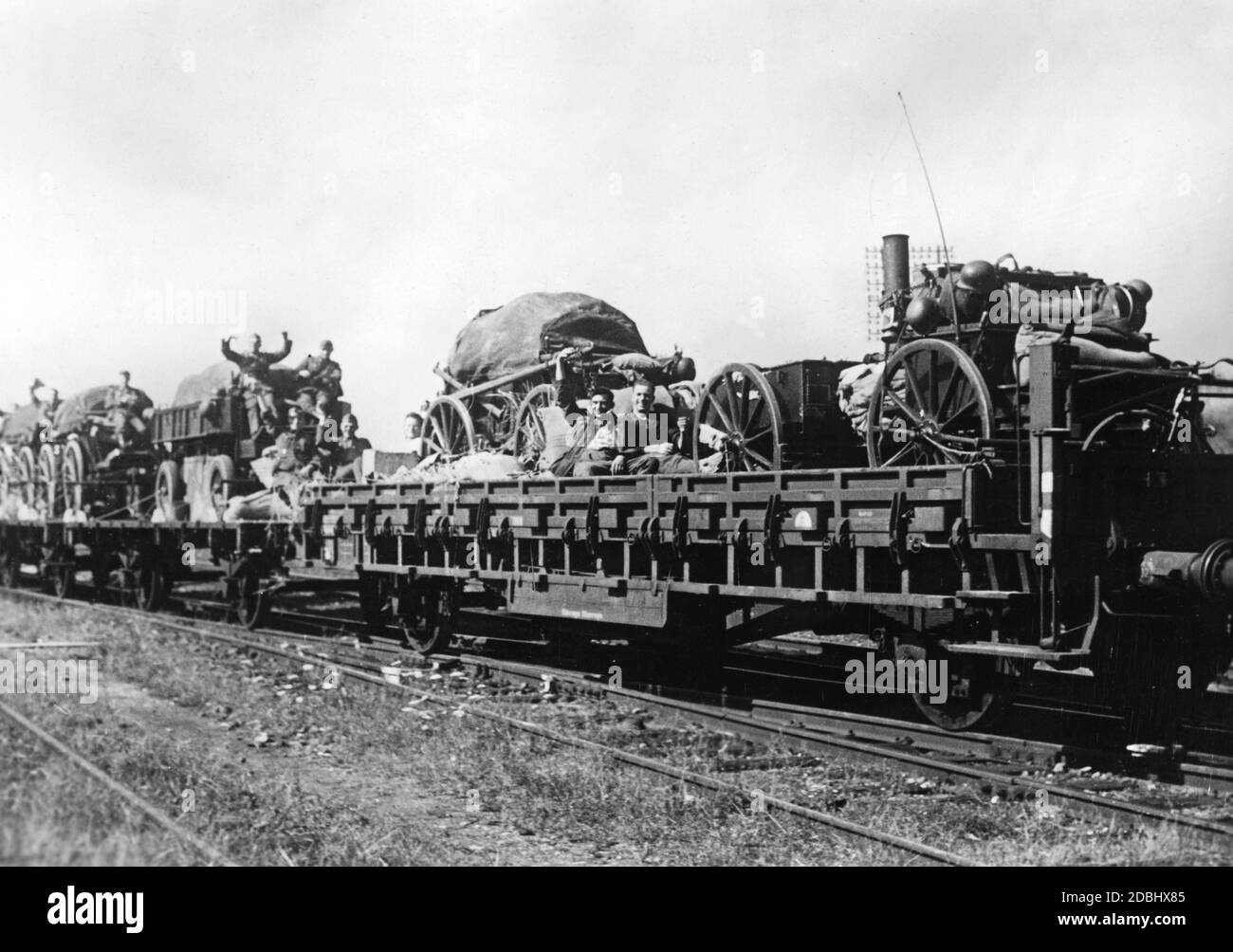 Truppentransportzüge, die im Sommer 1939 nach Polen fuhren und Soldaten ...