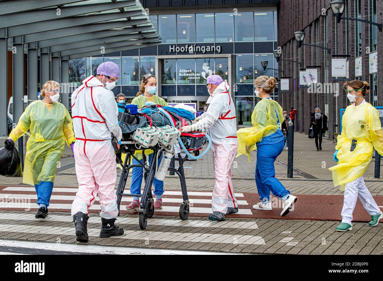 Der Liferliner 5 Hubschrauber transportiert einen Corona ...