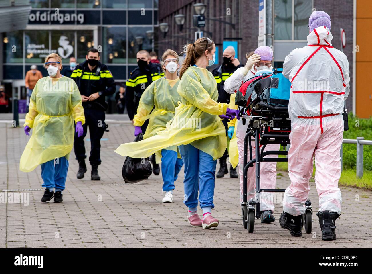 Der Liferliner 5 Hubschrauber transportiert einen Corona ...