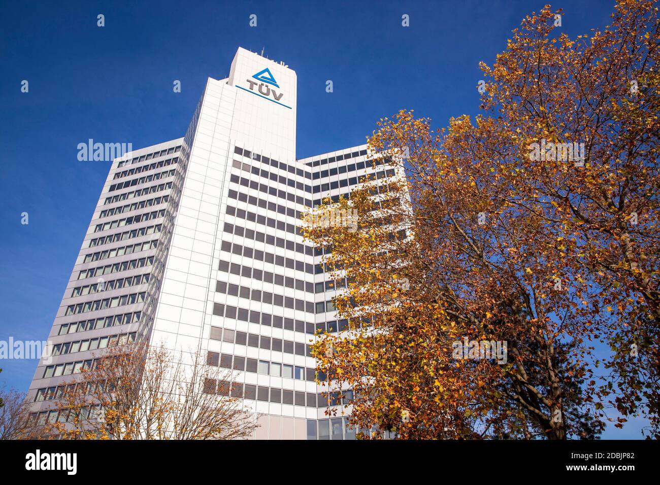 TUEV Rheinland Hochhaus im strengen Deutz, Köln, Deutschland. TUEV ...