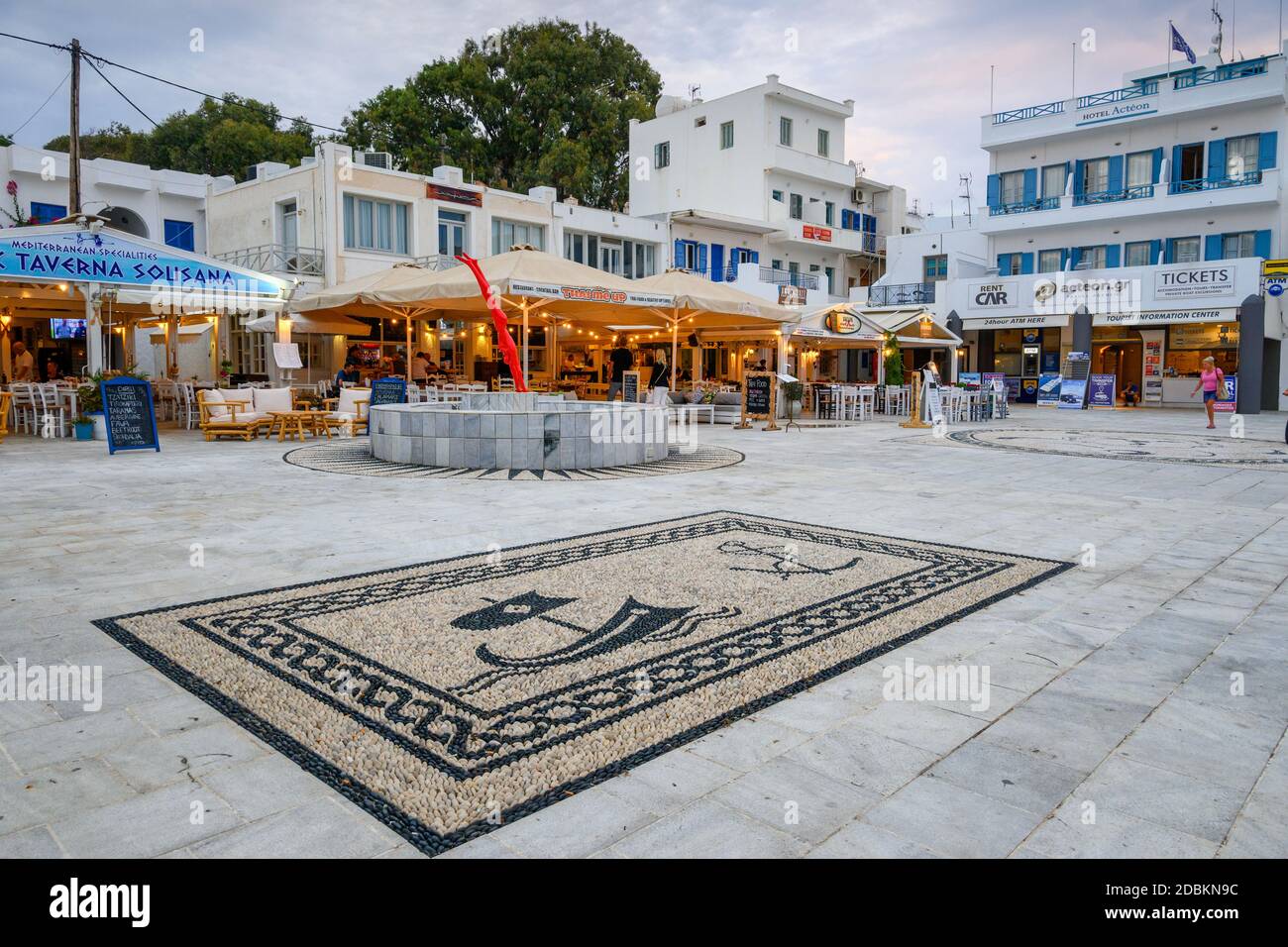 IOS, Griechenland - 19. September 2020: Hauptplatz mit Restaurants und ...