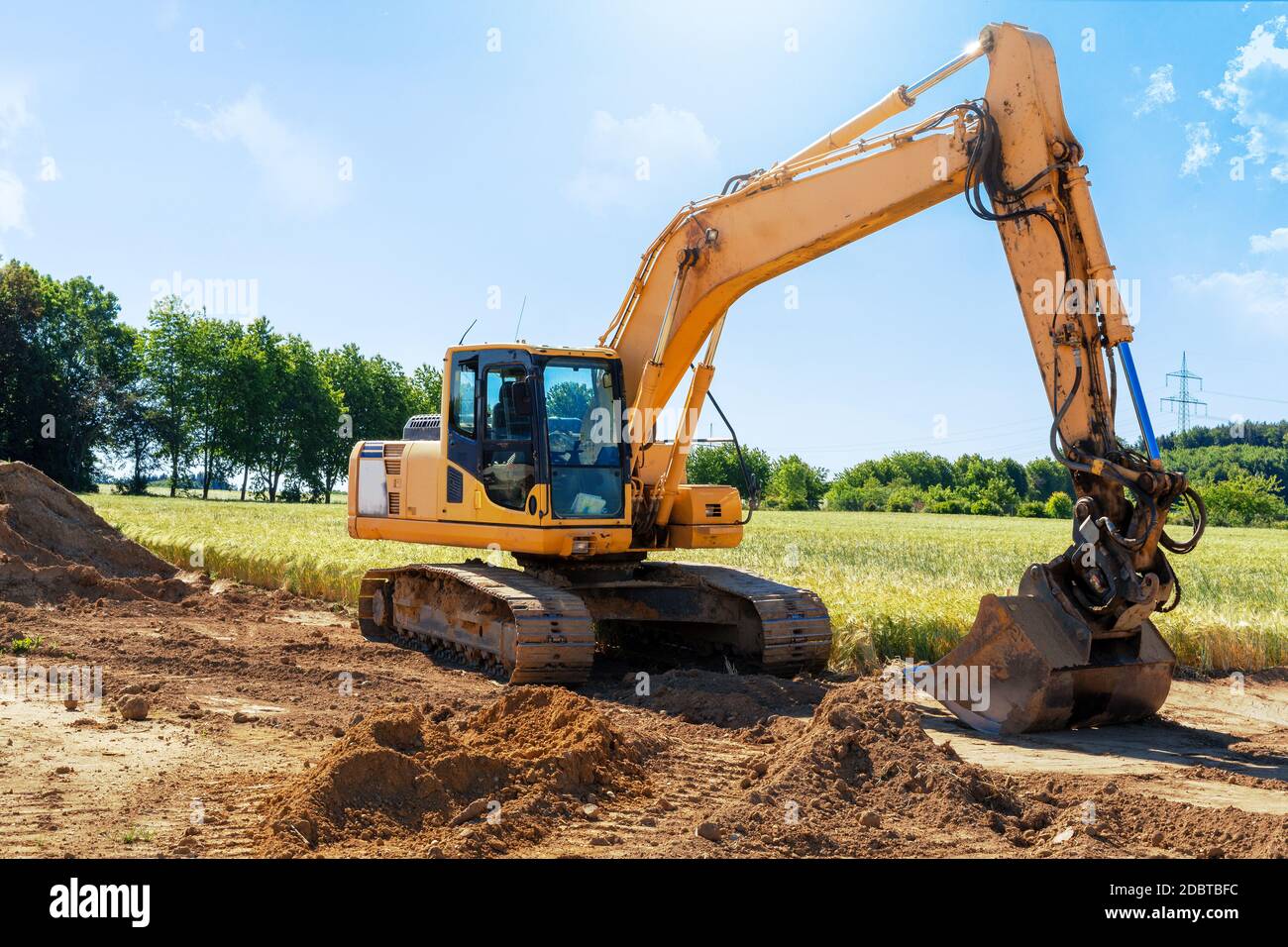 Tieflader mit bagger -Fotos und -Bildmaterial in hoher Auflösung – Alamy