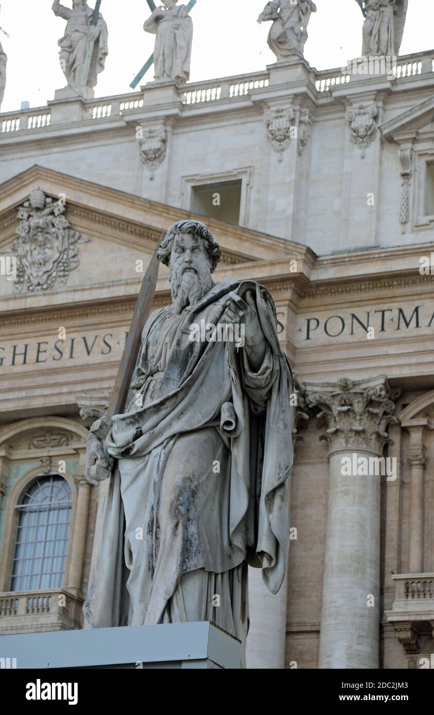 Statue des heiligen Paulus auf dem Petersplatz Im Vatikan und hinter ...