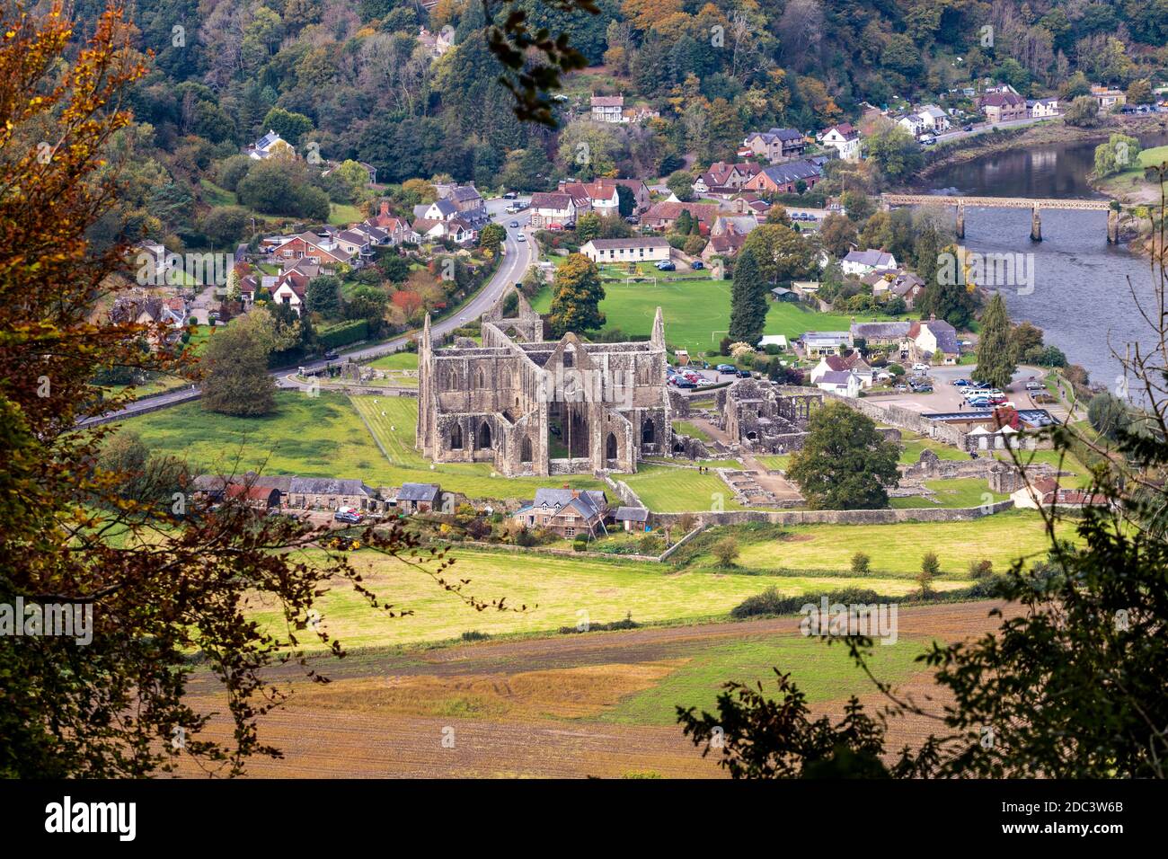 Blick auf Tintern Abbey im Wye Valley von der Devil's Pulpit auf Shorn ...