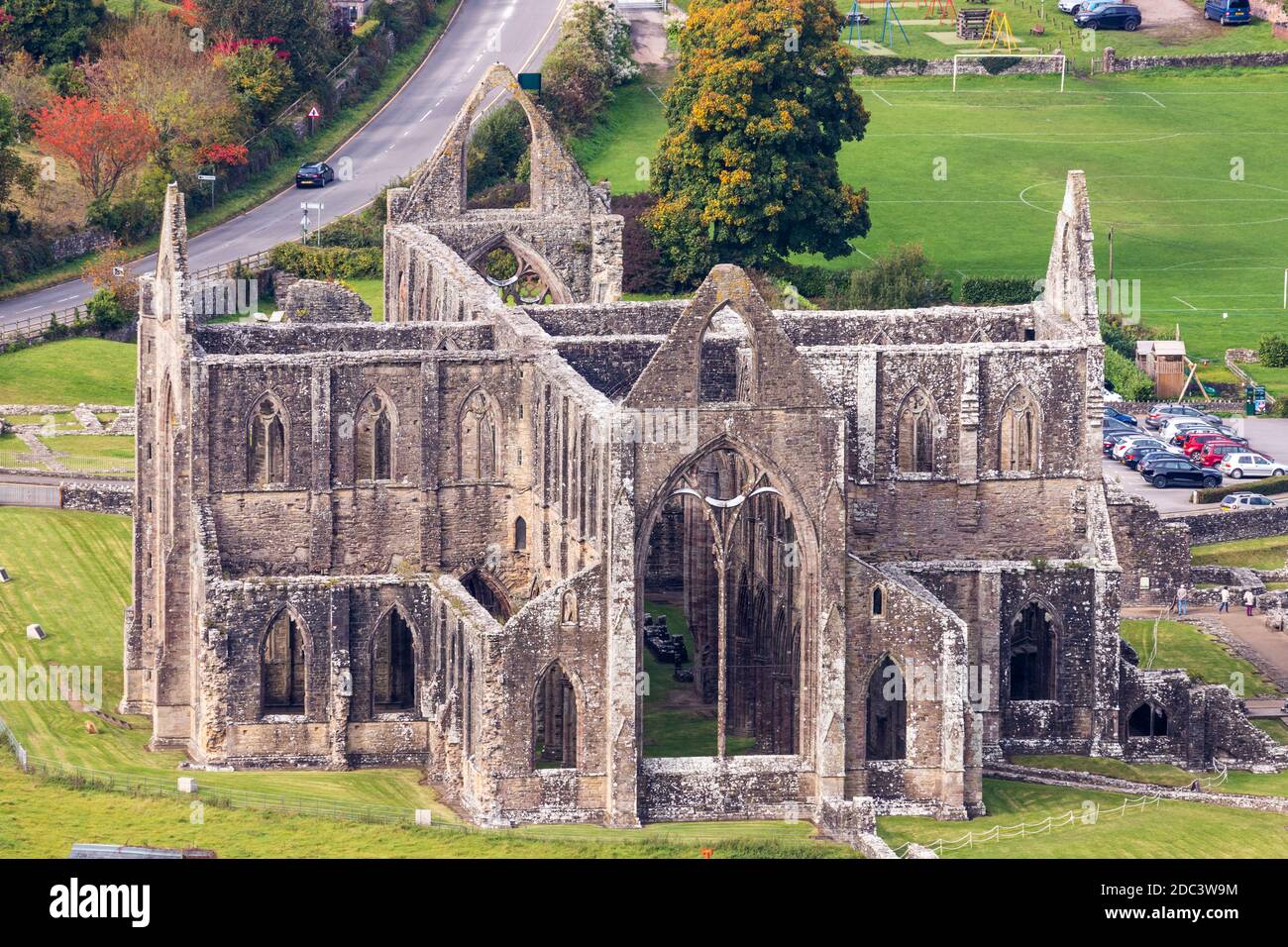 Blick auf Tintern Abbey im Wye Valley von der Devil's Pulpit auf Shorn ...