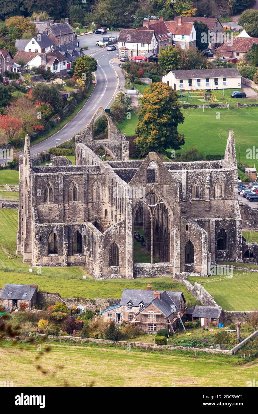 Blick auf Tintern Abbey im Wye Valley von der Devil's Pulpit auf Shorn ...