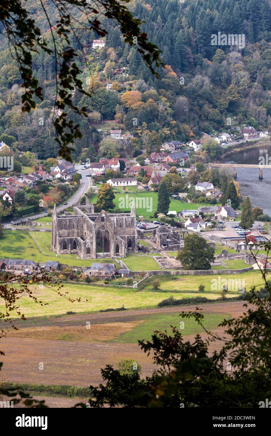 Blick auf Tintern Abbey im Wye Valley von der Devil's Pulpit auf Shorn ...