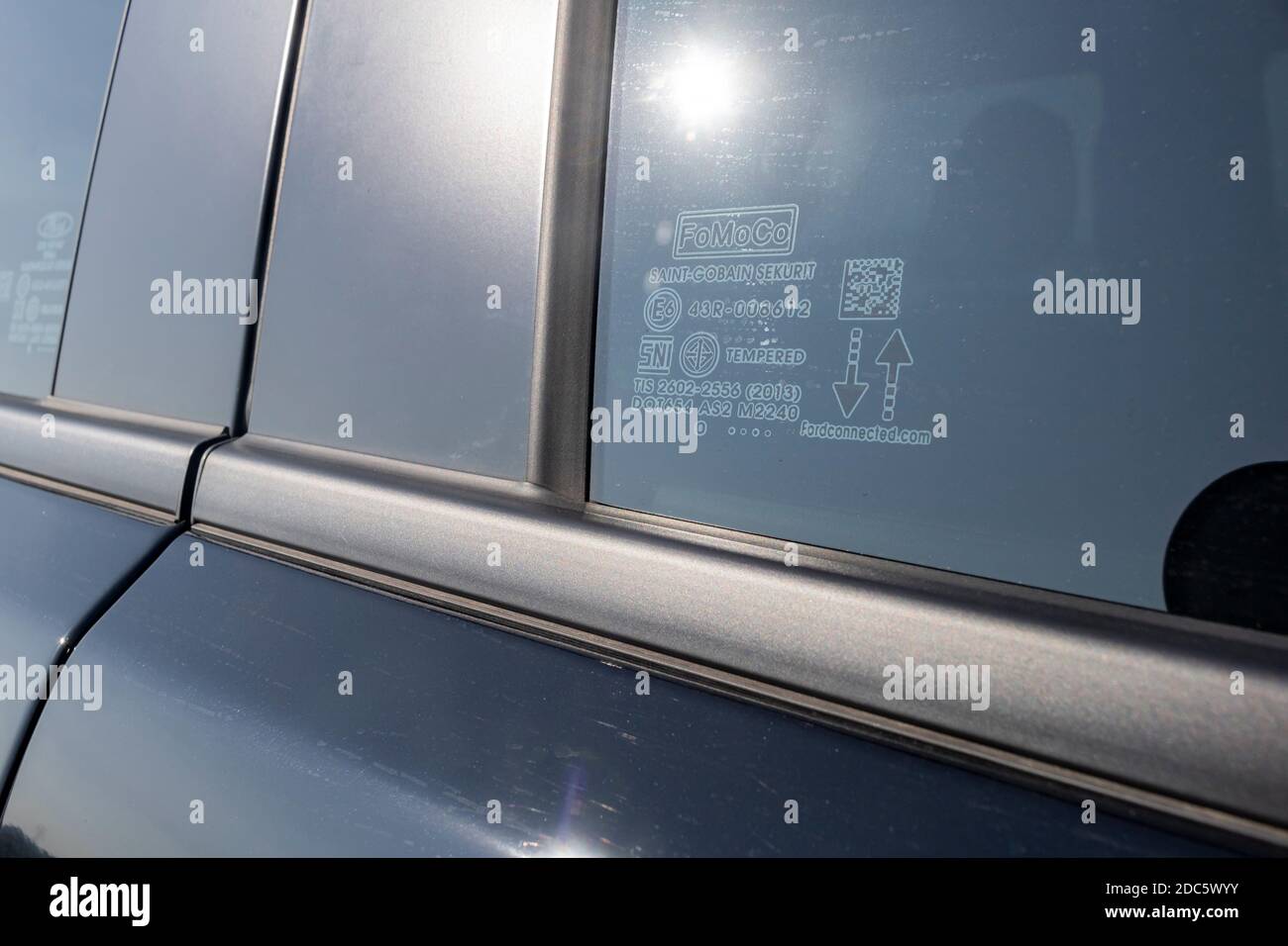 Pranburi, Thailand - 18. November 2020 : das Fensterglas des Ford ...
