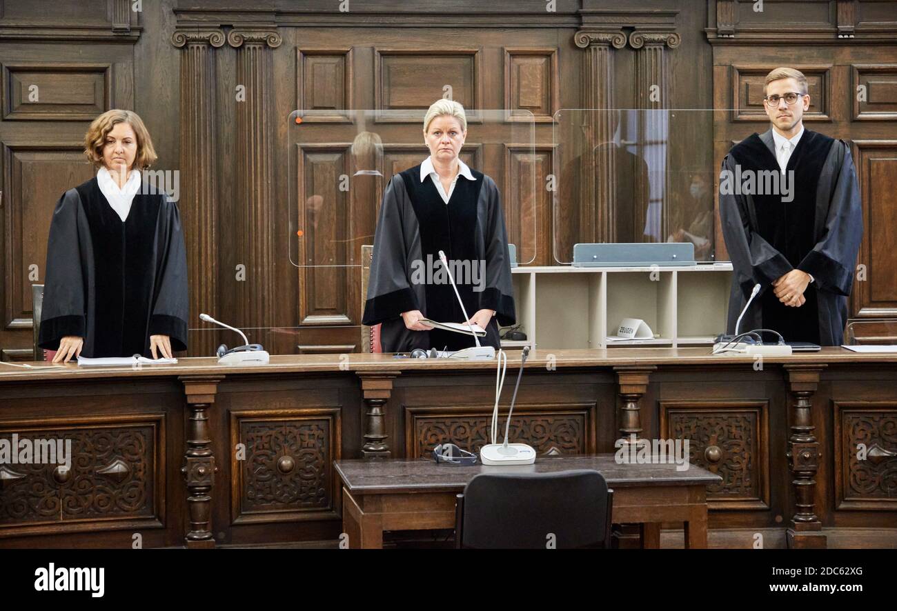 Hamburg, Deutschland. November 2020. Esther Waskow (l.-r.), Richterin ...