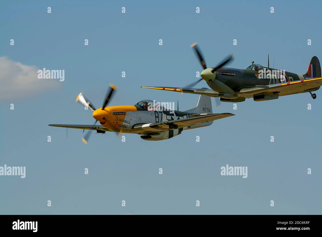 Ein Supermarine Spitfire und nordamerikanischer P-51 Mustang fliegen in ...