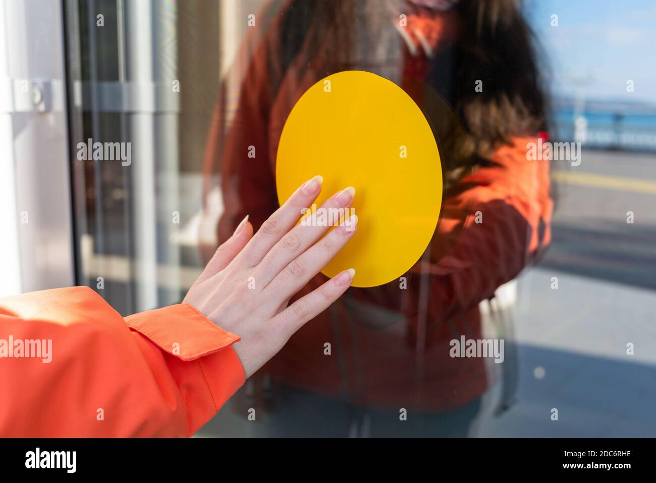 Internationaler Tag der Blinden. Ein gelber Kreis an der Tür, den eine ...