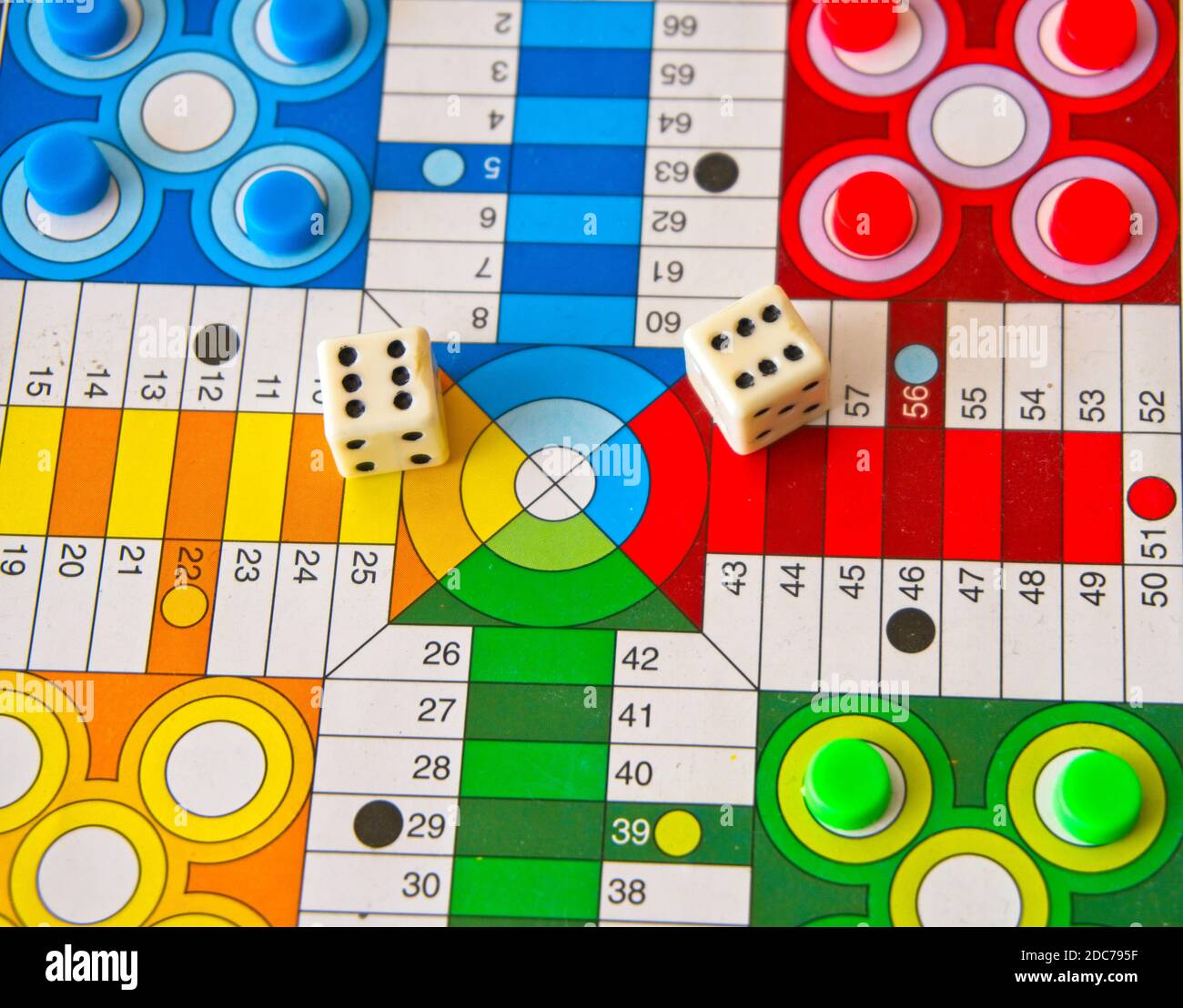 Brettspiel familie -Fotos und -Bildmaterial in hoher Auflösung – Alamy