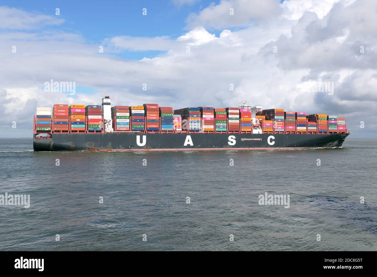 Das Containerschiff Al Mashrab wird am 23. August 2020 Cuxhaven auf dem ...