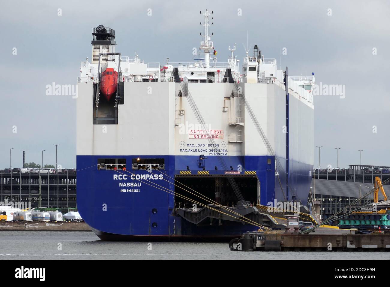 Der RCC Compass Autotransporter wird am 24. August 2020 in Bremerhaven verladen Stockfotografie ...