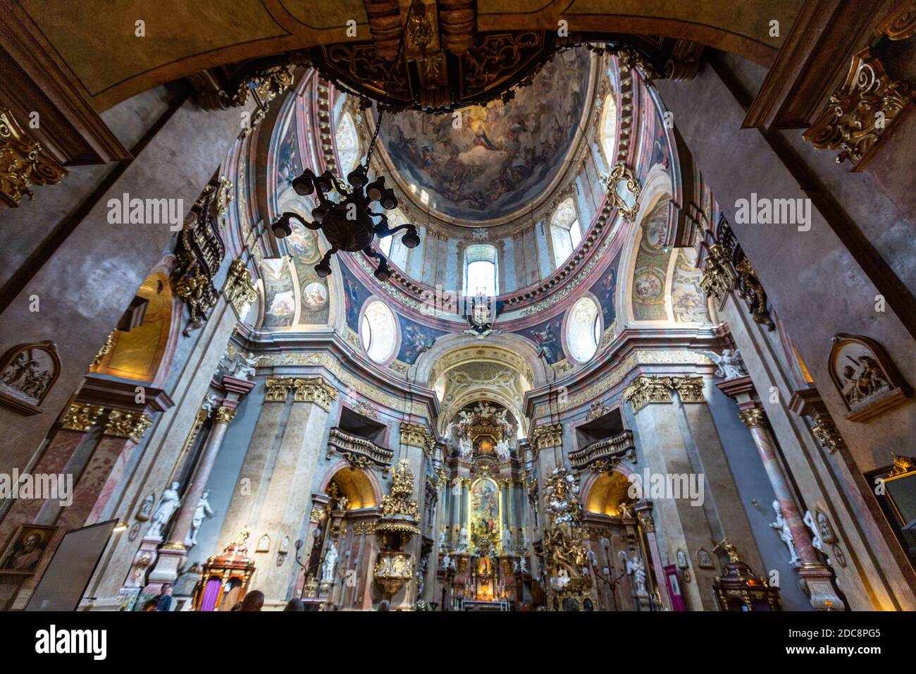 Blick auf Kuppel und Altar, Peterskirche, Barockstil, Wien, Österreich ...