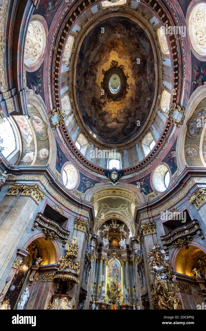 Blick auf Kuppel und Altar, Peterskirche, Barockstil, Wien, Österreich ...