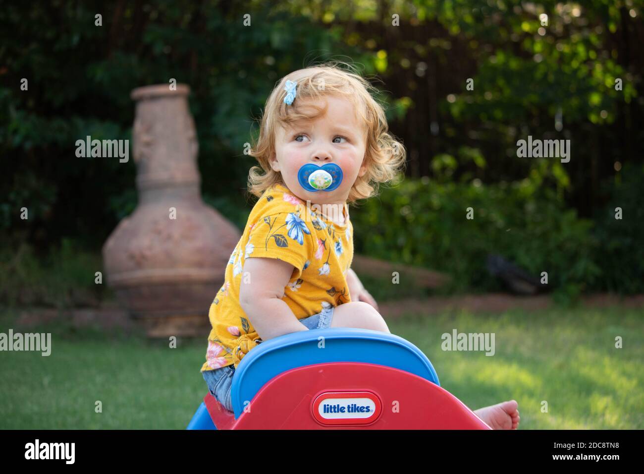 Das mädchen mit locken -Fotos und -Bildmaterial in hoher Auflösung – Alamy