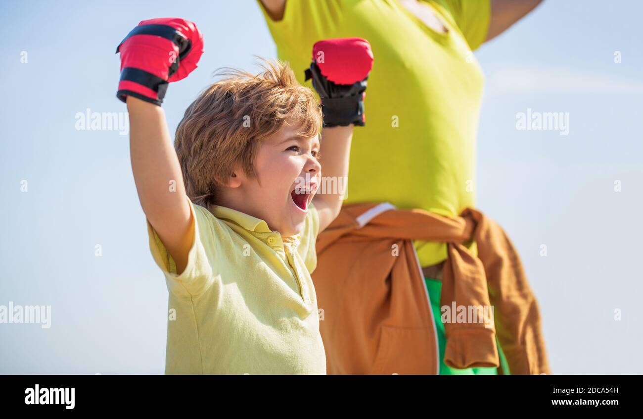 Kleiner Junge tut Boxings Übung mit Großvater. Vater trainiert seinen ...