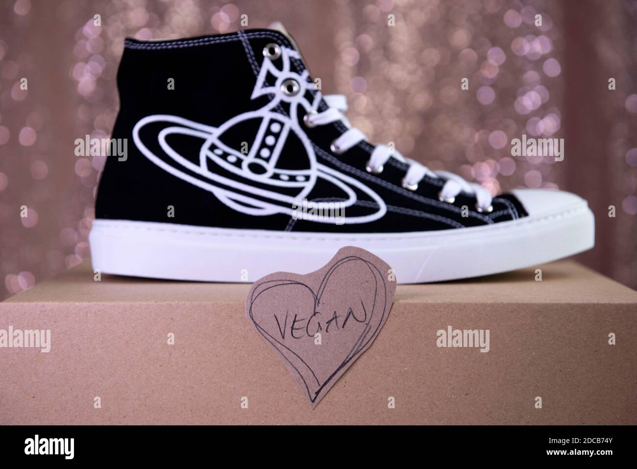 Vivienne westwood logo -Fotos und -Bildmaterial in hoher Auflösung – Alamy
