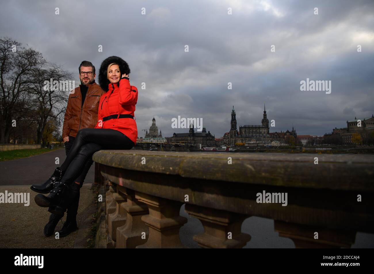 Dresden, Deutschland. November 2020. Am Nachmittag sitzt Popsängerin ...