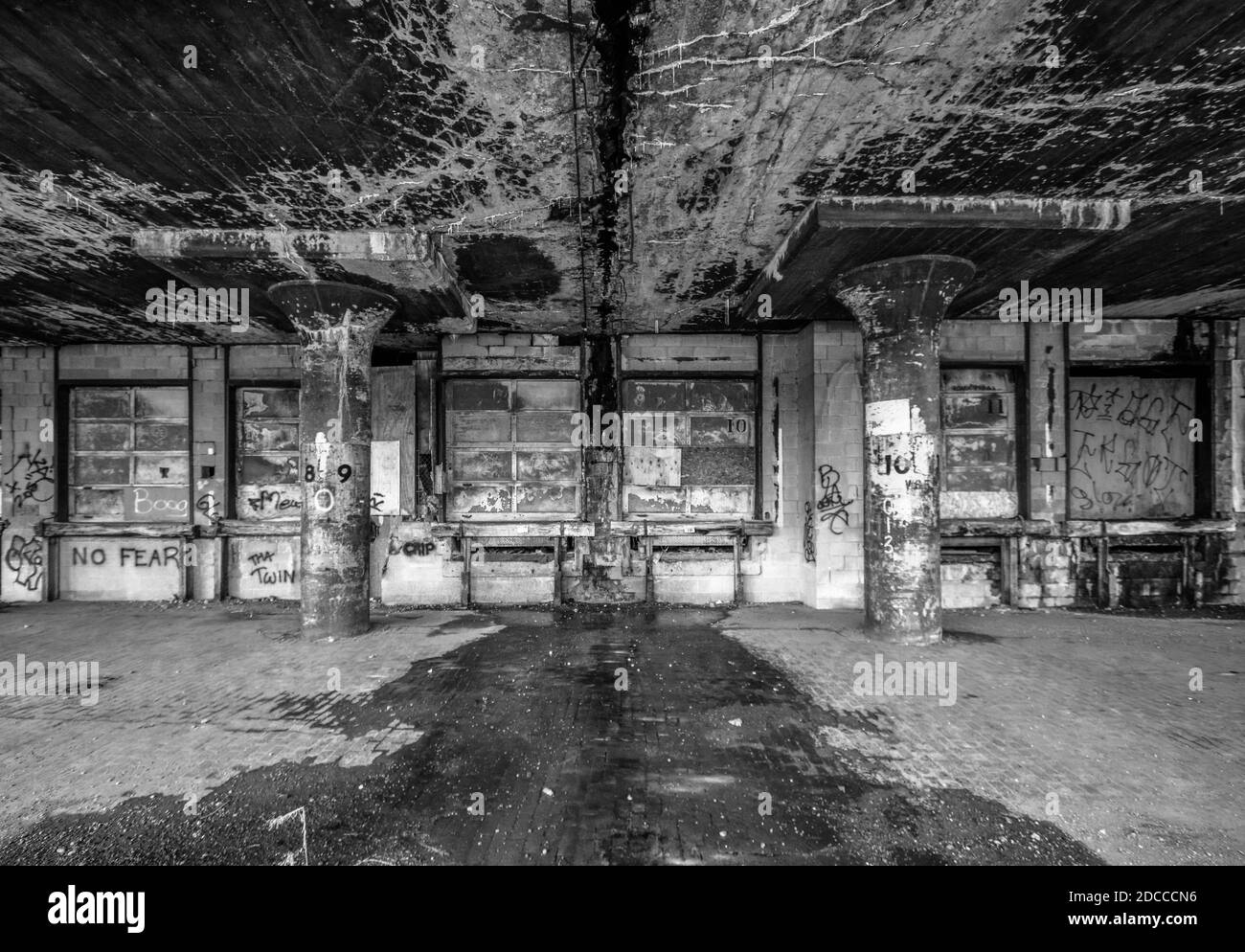 Verlassene und kaputte Lagerhalle Stockfotografie - Alamy