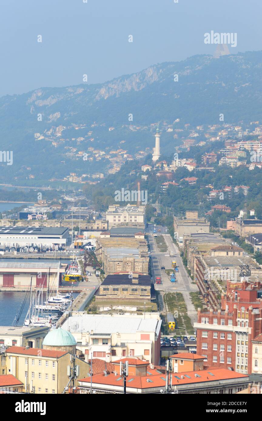 Luftaufnahme der Stadt Triest mit ihrem alten Hafen im Umbau, in ...