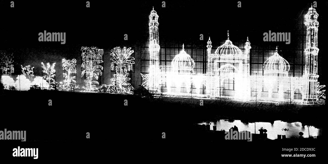 Kristallpalast feuerwerk -Fotos und -Bildmaterial in hoher Auflösung ...