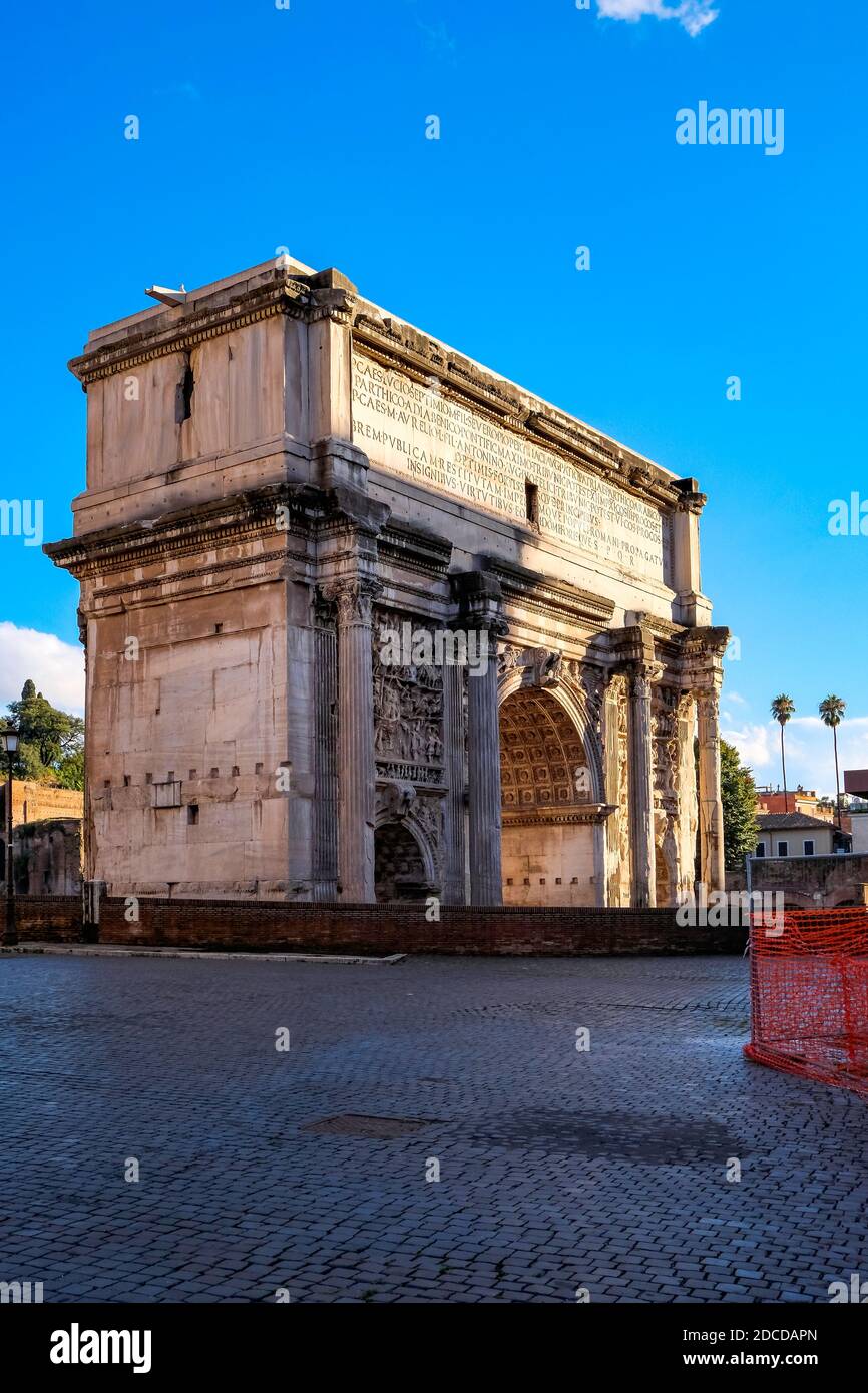Bogen von Septimius Severus - Triumphbogen aus weißem Marmor - Rom ...