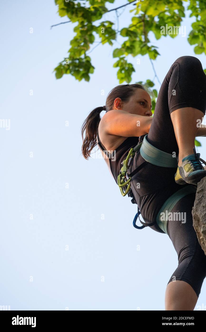 Glücklich schöne kaukasische Frau mit langen braunen Haaren aktiv Rock ...