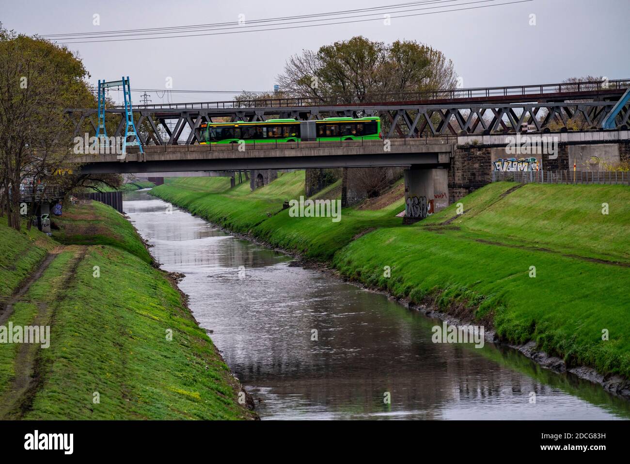 Die Emscher, Kanalisation, alte Eisenbahnbrücke, heute ein Fußweg und ...