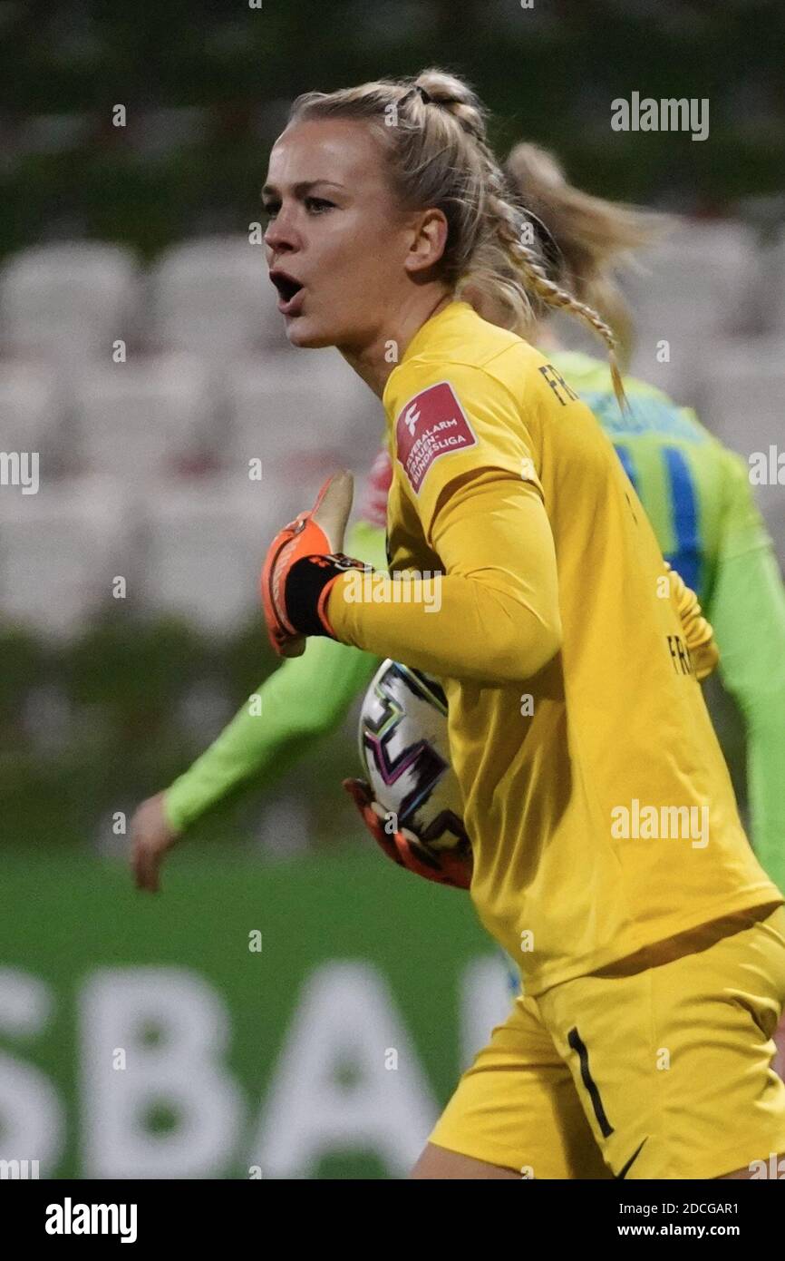 Merle Frohms ( #1 Frankfurt ) beim Flyeralarm Frauenbundesliga-Spiel ...