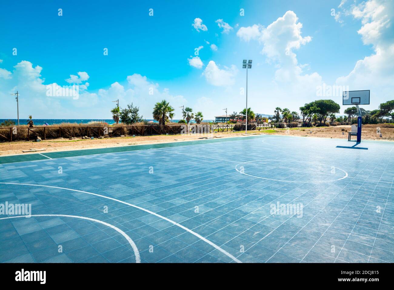 Basketballplatz am Meer in Poetto Strand in Cagliari. Sardinien ...