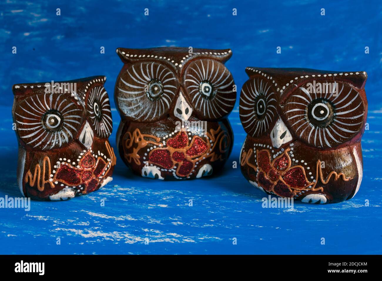 Holz geschnitzte eulen -Fotos und -Bildmaterial in hoher Auflösung – Alamy